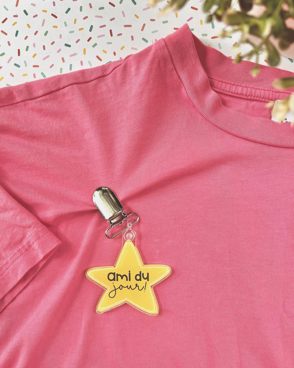 Badge « Ami du jour » DE RETOUR BIENTOT NOUVEAU LOOK – Lapetitecrapule